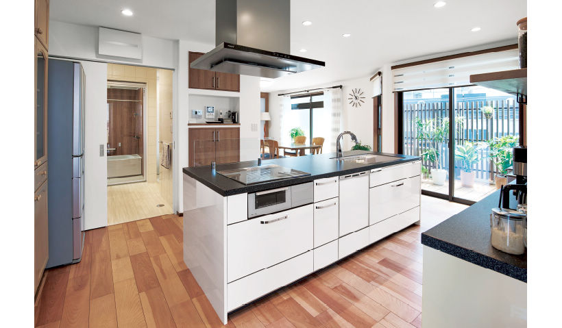 キッチン・ダイニング・リビング | 心地よい光と風がうれしい。 デッキとつながるLDK。 | リフォーム事例1000! | Panasonic