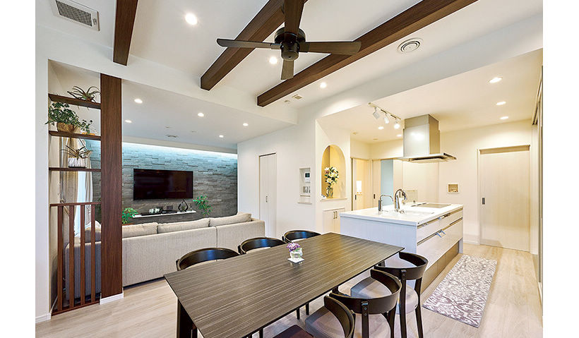 キッチン・ダイニング・リビング | 元店舗がオシャレに大変身！ 家族6人が広々暮らせる住まいに | リフォーム事例1000! | Panasonic